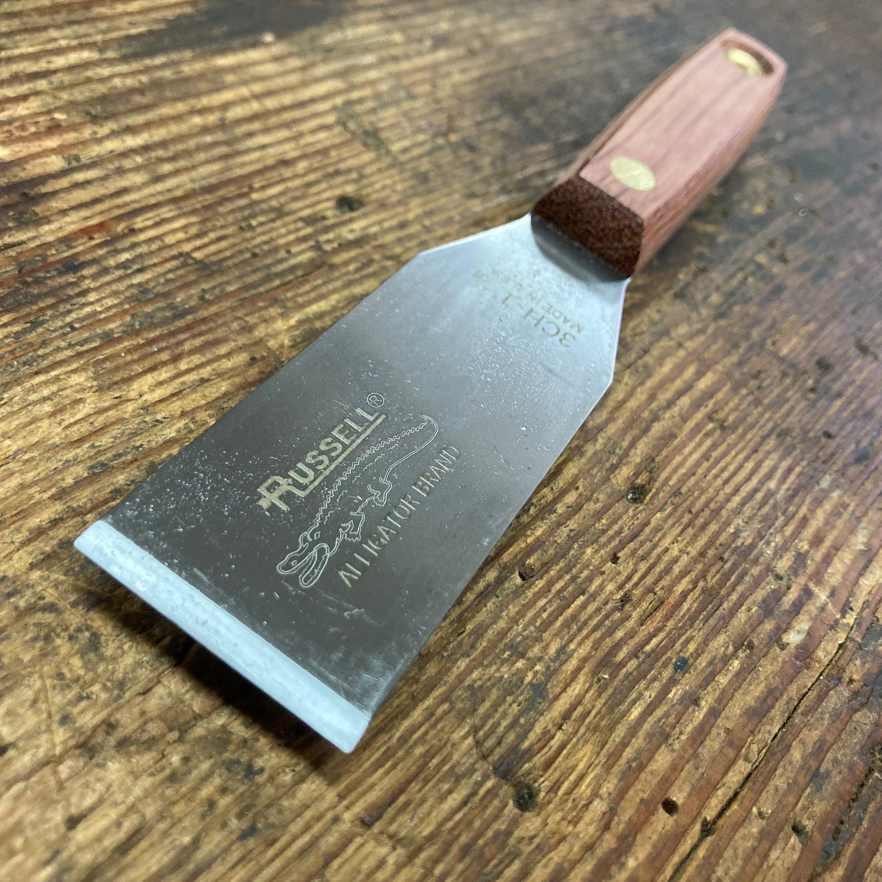 Dexter 1 1/4" Alligator Chisel Putty Knife (50301) – Harry J. Epstein Co.